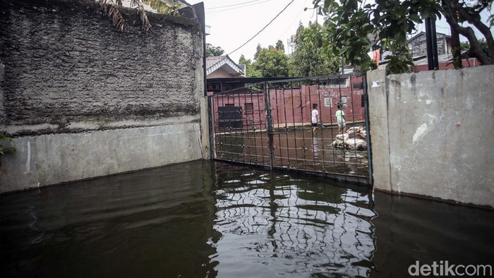Potret Aktivitas Warga di Tengah Banjir Duren Sawit, Jakarta