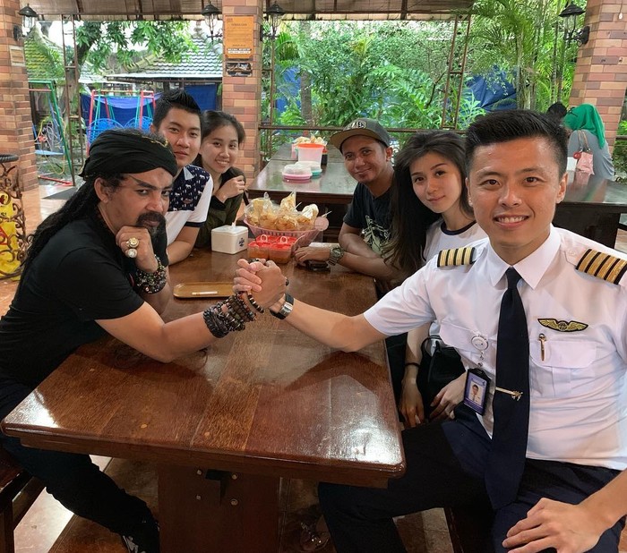 Pose Vincent Raditya saat Nongkrong dan Makan Bareng Artis Tanah Air Pose Vincent Raditya saat Nongkrong dan Makan Bareng Artis Tanah Air