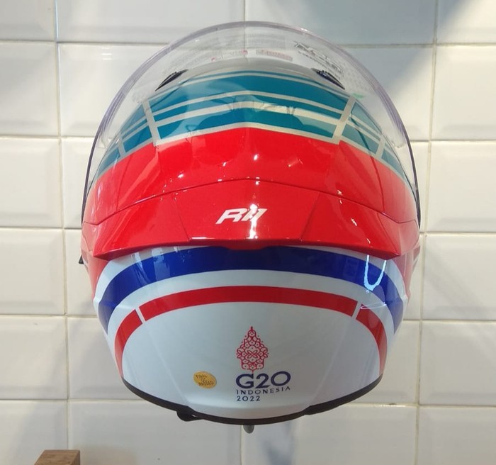 Ini Penampakan Helm Jokowi yang Ditenteng saat Foto Bareng Pebalap MotoGP