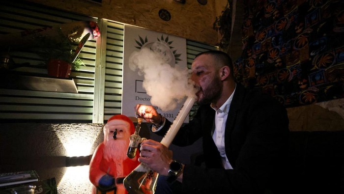 Melihat Kafe Jual Ganja di Wilayah yang Diduduki Israel