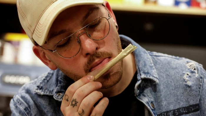 Melihat Kafe Jual Ganja di Wilayah yang Diduduki Israel