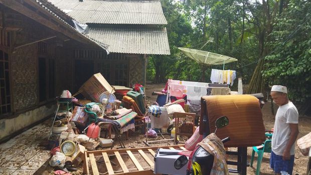 Banjir di Carita Pandeglang Mulai Surut, Warga Bersihkan Rumah dari Lumpur Banjir di Carita Pandeglang Mulai Surut, Warga Bersihkan Rumah dari Lumpur