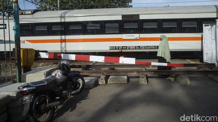 Perlintasan Sebidang di Kemayoran Resmi Tutup Usai JPO Dibangun
