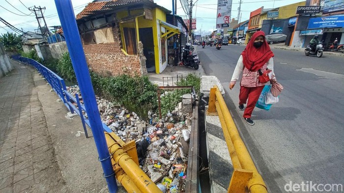 Jorok! Tumpukan Sampah Sumbat Selokan di Kopo Sayati Jorok! Tumpukan Sampah Sumbat Selokan di Kopo Sayati