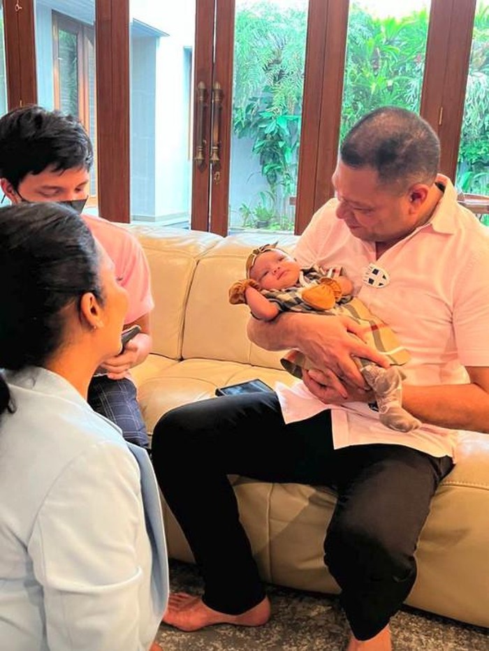 Adem! 10 Momen Kebersamaan Raul Lemos Gendong Anak Atta-Aurel