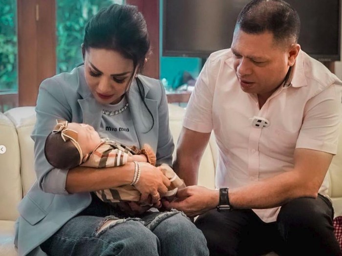 Adem! 10 Momen Kebersamaan Raul Lemos Gendong Anak Atta-Aurel