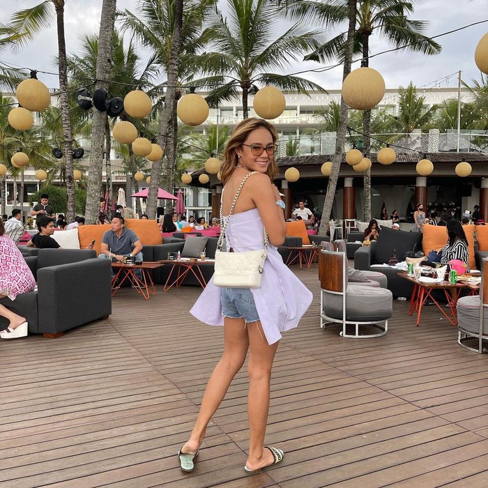 Angie Ang, Presenter Cantik MotoGP Mandalika Hobi Nongkrong di Kafe