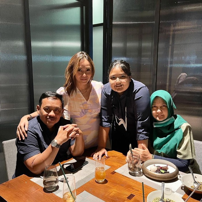 Angie Ang, Presenter Cantik MotoGP Mandalika Hobi Nongkrong di Kafe