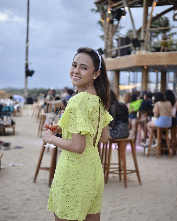 Angie Ang, Presenter Cantik MotoGP Mandalika Hobi Nongkrong di Kafe