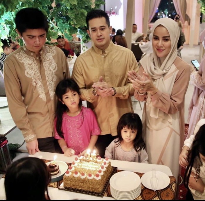 Intip Kebersamaan Olla Ramlan dan Aufar Hutapea Saat Acara Makan Keluarga