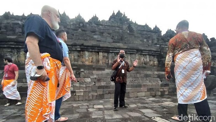 Pakai Sandal Upanat, Delegasi G20 Naik Candi Borobudur