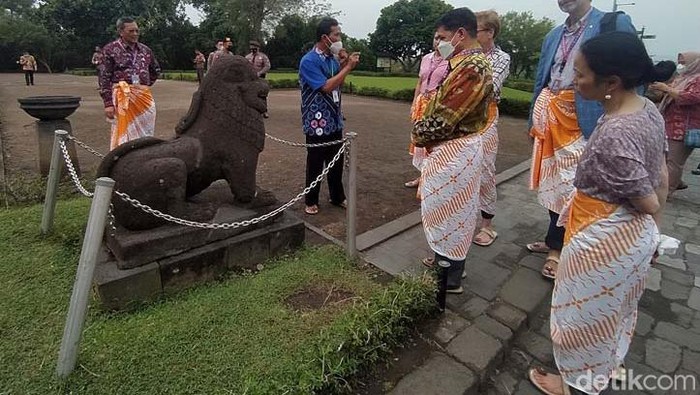 Pakai Sandal Upanat, Delegasi G20 Naik Candi Borobudur