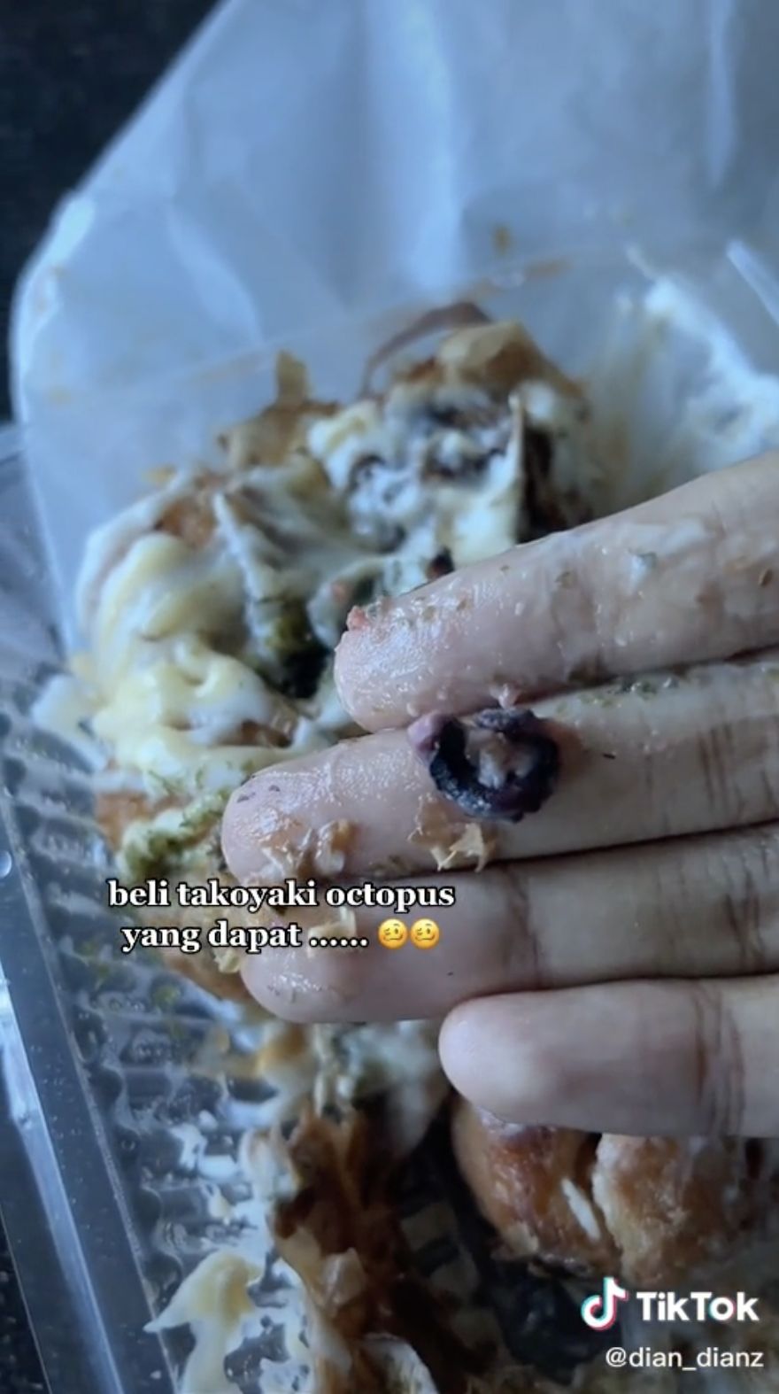 Zonk! Beli Takoyaki, Wanita Ini Dapat Isian Gurita Hanya Seujung Jari Zonk! Beli Takoyaki, Wanita Ini Dapat Isian Gurita Hanya Seujung Jari