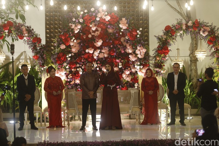 Senyum Bahagia Venna Melinda dan Ferry Irawan di Syukuran Pernikahan