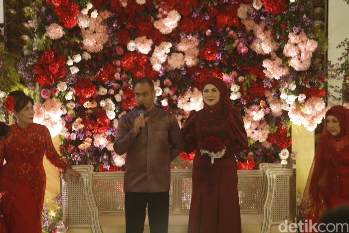 Senyum Bahagia Venna Melinda dan Ferry Irawan di Syukuran Pernikahan