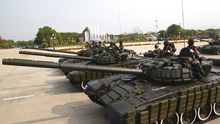 Jalanan di Myanmar Dipenuhi Tank Tempur, Ada Apa?