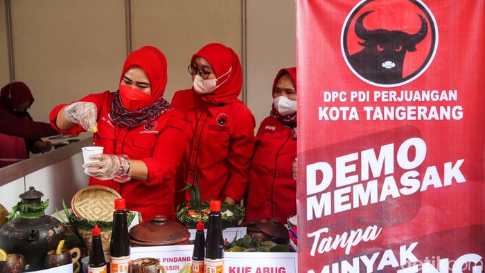 Momen PDIP Demo Masak Tanpa Minyak Goreng