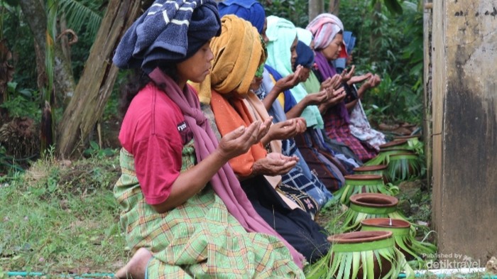 Budaya Jamasan di Trenggalek, Masih Tradisional Pakai Merang Bakar