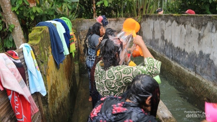 Budaya Jamasan di Trenggalek, Masih Tradisional Pakai Merang Bakar