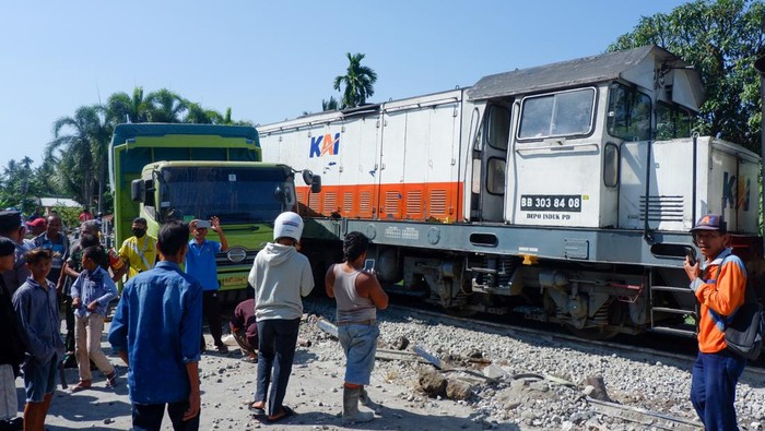 Bummmm.....Truk Dihantam Kereta Api di Padang Bummmm.....Truk Dihantam Kereta Api di Padang
