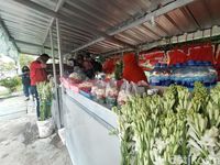 Pedagang Bunga Tabur di Surabaya Panen Cuan Jelang Ramadan