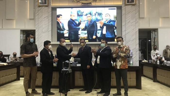 Sempat Batal, Kahar Muzakir Resmi Dilantik Jadi Ketua Komisi XI DPR Sempat Batal, Kahar Muzakir Resmi Dilantik Jadi Ketua Komisi XI DPR