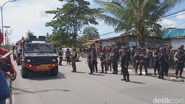 Terus Ricuh Demo Tolak DOB di Papua hingga Warga dan Aparat Jadi Korban Terus Ricuh Demo Tolak DOB di Papua hingga Warga dan Aparat Jadi Korban