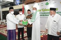 Jelang Ramadan, Kader PPP Bagi Al-Qur'an ke 1.000 Masjid di Indonesia