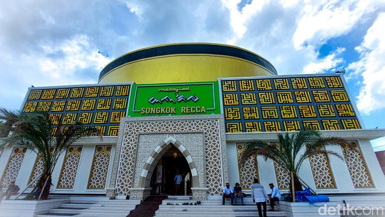 Terinspirasi dari Songkok Recca, Ini Masjid Amirul Haq di Bone