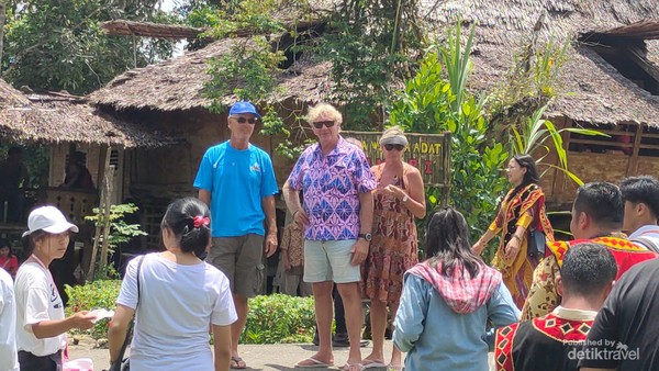 Saat Bule-bule Peserta West Sumatra Rally Yacht 2022 Berkunjung ke Nias