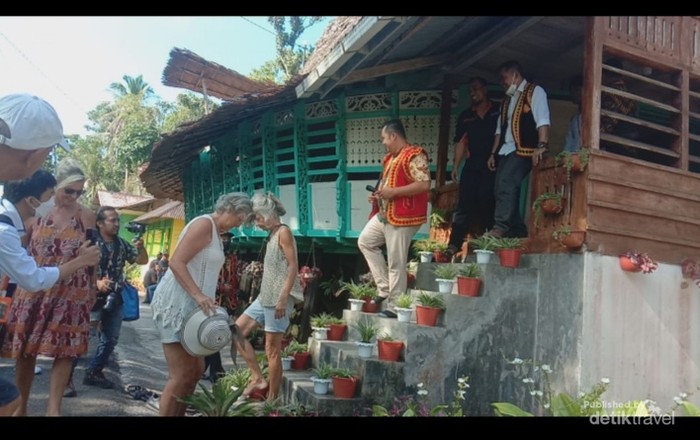 Saat Bule-bule Peserta West Sumatra Rally Yacht 2022 Berkunjung ke Nias