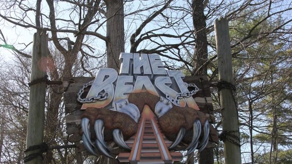 Potret Roller Coaster Kayu Terpanjang di Dunia, Ngeri atau Keren?