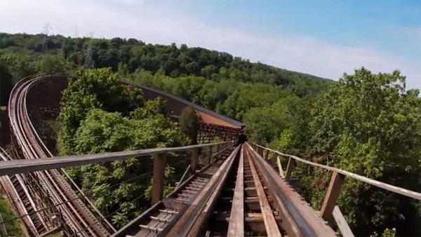 Potret Roller Coaster Kayu Terpanjang di Dunia, Ngeri atau Keren?