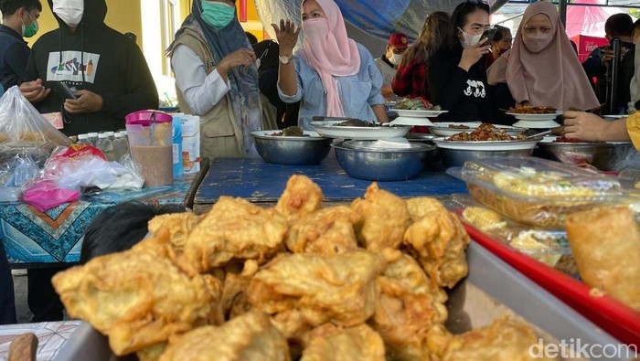 Berburu Takjil di Pasar Benhil, Mana yang Paling Enak Ya