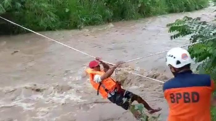 Dramatisnya Penyelamatan Dua Pemancing yang Terjebak Banjir di Blitar Dramatisnya Penyelamatan Dua Pemancing yang Terjebak Banjir di Blitar