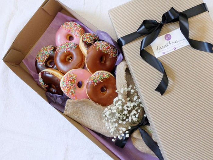 10 Buket Makanan Unik, Isi Ayam Goreng hingga Kerupuk