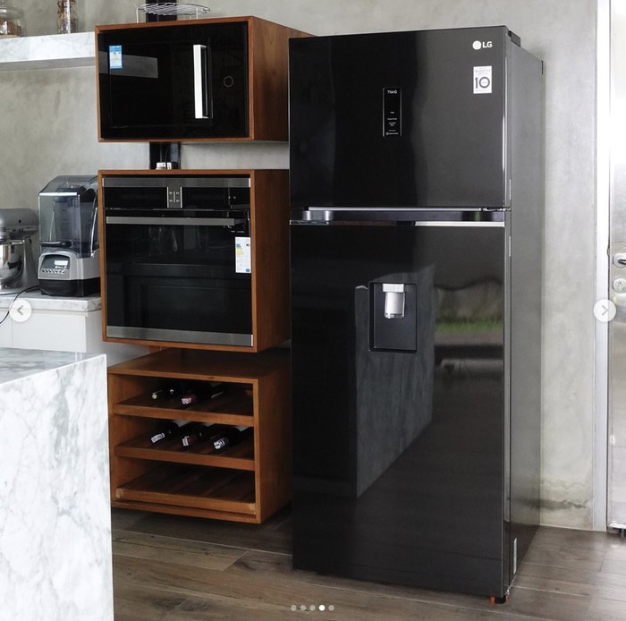 10 Potret Keren Dapur Chef Juna, Termasuk Koleksi Pisau dan Isi Kulkasnya!