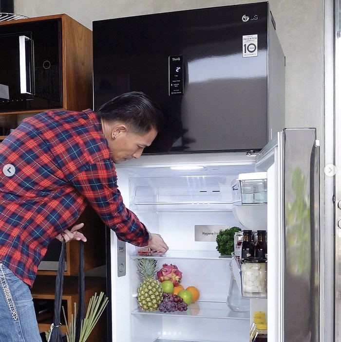 10 Potret Keren Dapur Chef Juna, Termasuk Koleksi Pisau dan Isi Kulkasnya!