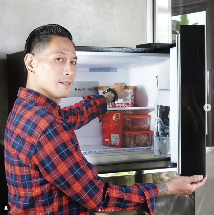 10 Potret Keren Dapur Chef Juna, Termasuk Koleksi Pisau dan Isi Kulkasnya!