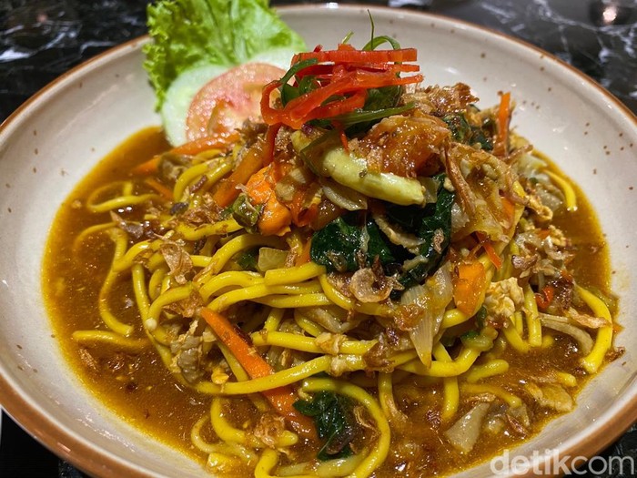 Enak Poll! Nasi Rames Ayam Serai dan Mie Nyemek Bebek Asap Gurih