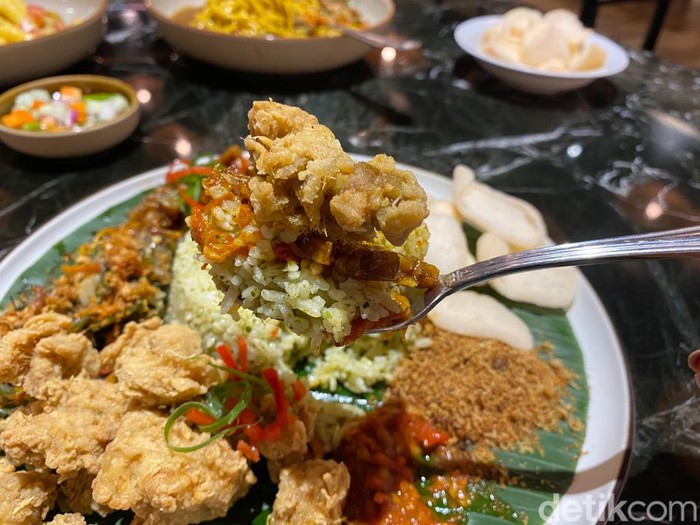 Enak Poll! Nasi Rames Ayam Serai dan Mie Nyemek Bebek Asap Gurih