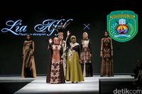 8 Koleksi Busana Batik dari Serbuk Kayu Ulin di Indonesia Fashion Week 2022