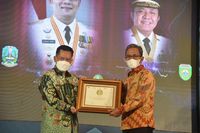 Gubernur Sumsel Raih 2 Penghargaan di Anugerah Adinata Syariah 2022