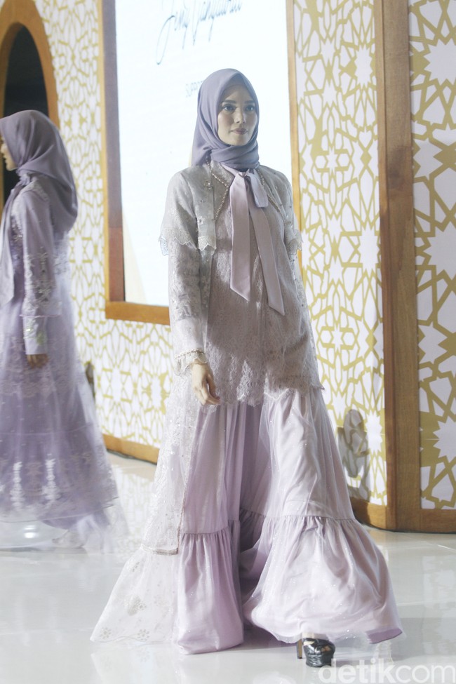 10 Foto Baju Lebaran Elegan Karya Jeny Tjahyawati di Ramadan Runway 2022