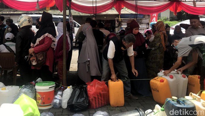 Antre Beli Migor Curah, Warga Sukabumi Ramai-ramai Bawa Jerigen Antre Beli Migor Curah, Warga Sukabumi Ramai-ramai Bawa Jerigen