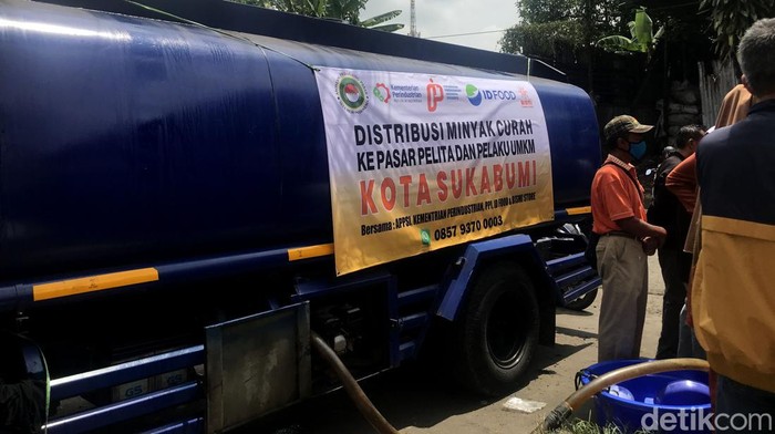 Antre Beli Migor Curah, Warga Sukabumi Ramai-ramai Bawa Jerigen Antre Beli Migor Curah, Warga Sukabumi Ramai-ramai Bawa Jerigen