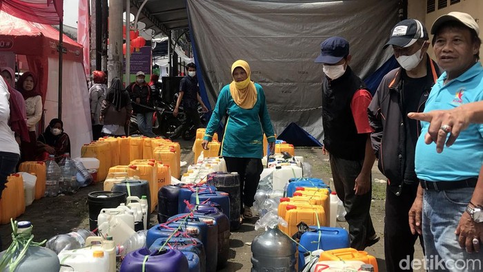 Antre Beli Migor Curah, Warga Sukabumi Ramai-ramai Bawa Jerigen Antre Beli Migor Curah, Warga Sukabumi Ramai-ramai Bawa Jerigen