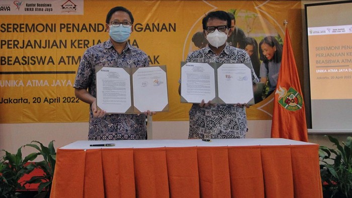 Unika Atma Jaya Beri Beasiswa untuk Mahasiswa Kurang Mampu Unika Atma Jaya Beri Beasiswa untuk Mahasiswa Kurang Mampu
