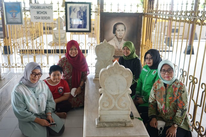 Peringati Hari Kartini, Kader Perempuan PPP Ziarah ke Makam Kartini Peringati Hari Kartini, Kader Perempuan PPP Ziarah ke Makam Kartini