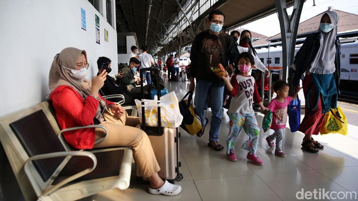 Terkini! Begini Suasana Arus Mudik di Stasiun Pasar Senen